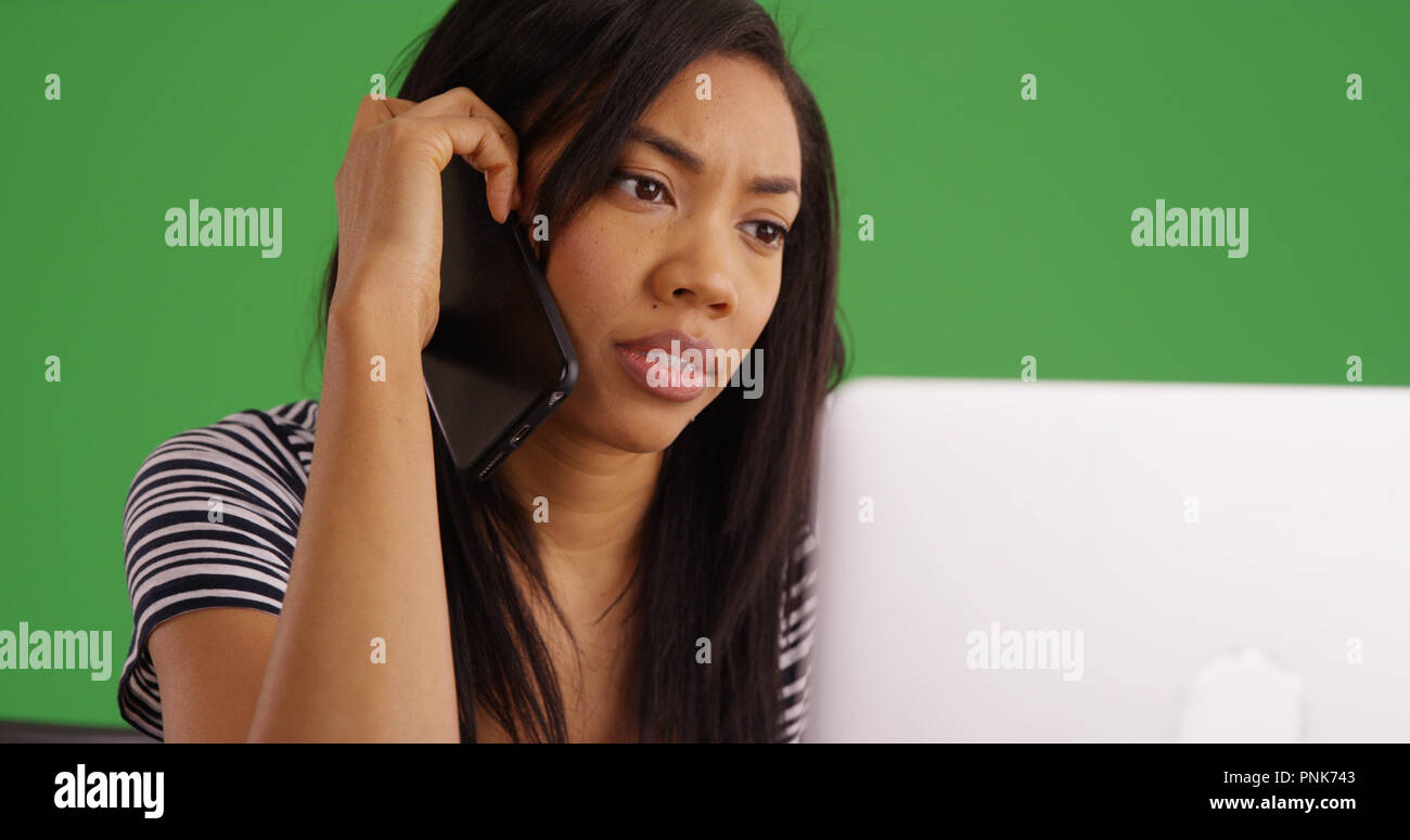 Black woman talking on cellphone hi-res stock photography and images ...