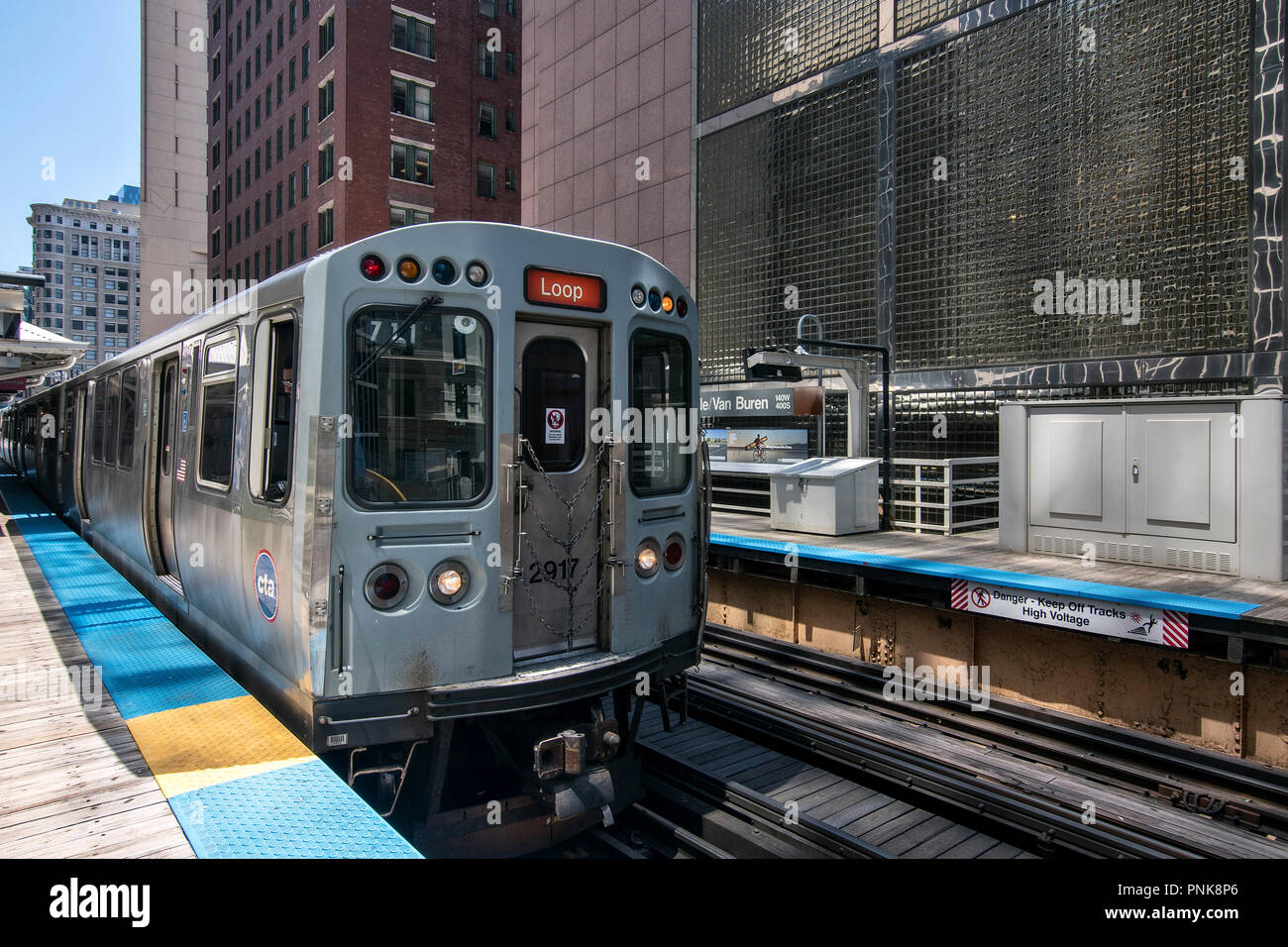Chicago l train hi-res stock photography and images - Alamy