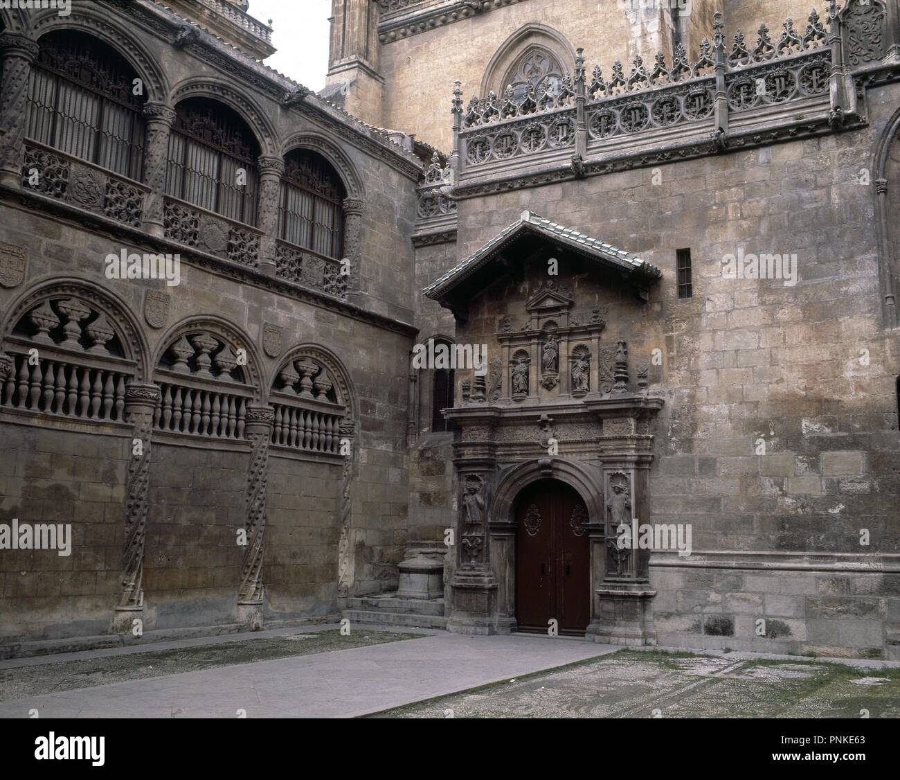 PORTADA DE LA CAPILLA REAL DE GRANADA DE LA CALLE OFICIOS - 1526 ...