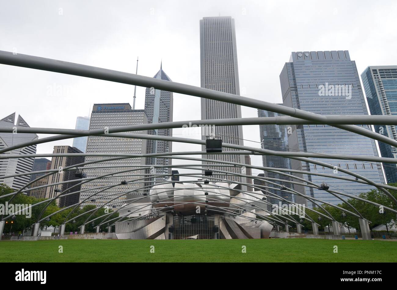 Chicago millenium park monument hi-res stock photography and images - Alamy