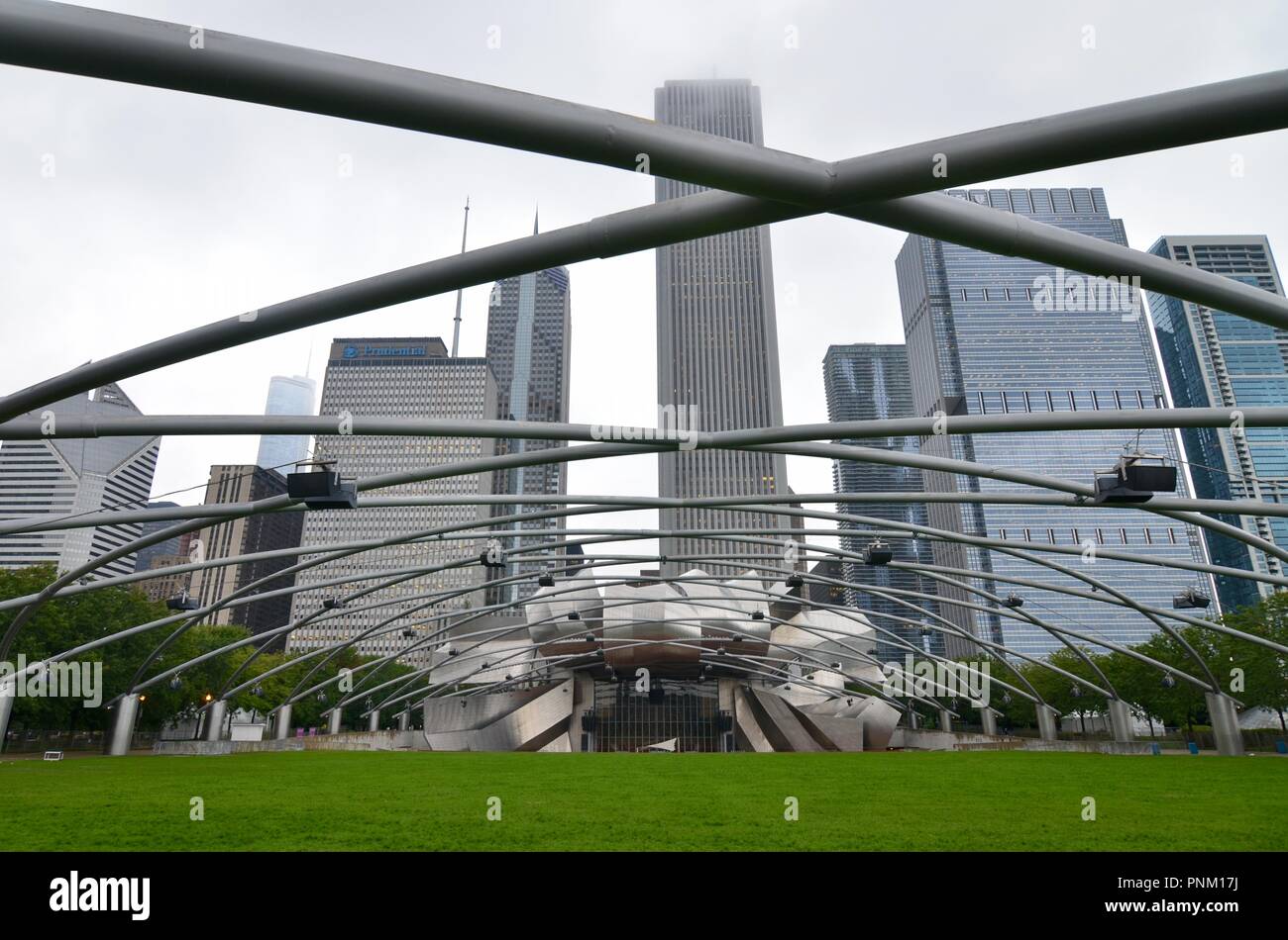 Chicago millenium park monument hi-res stock photography and images - Alamy