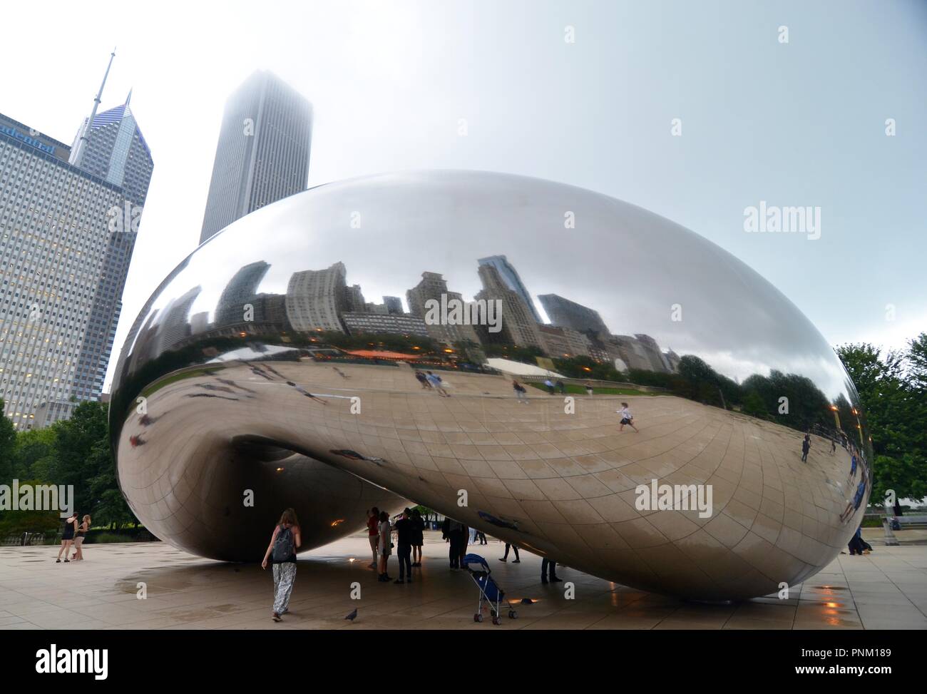 Chicago millenium park monument hi-res stock photography and images - Alamy