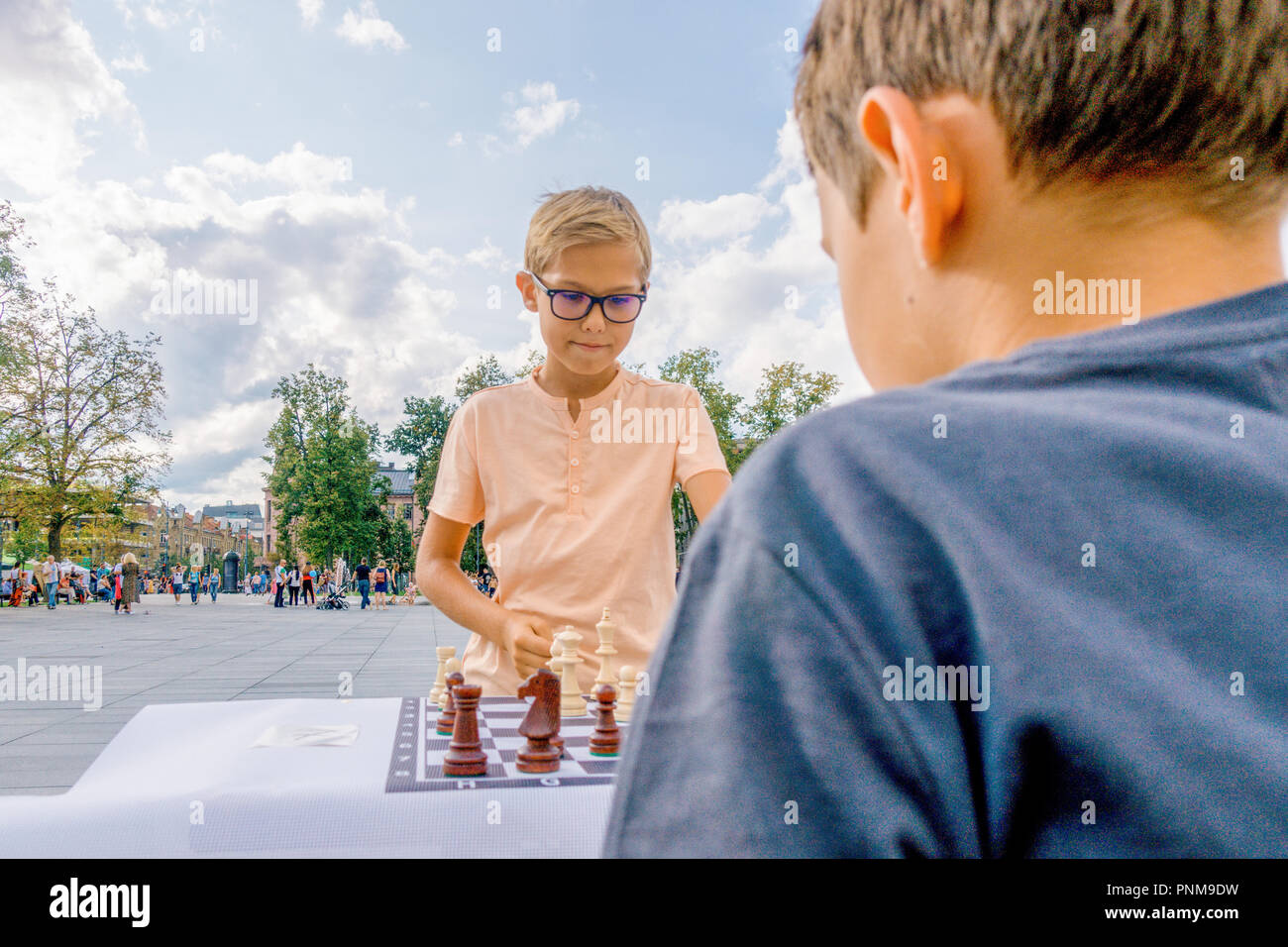 Kids playing chess hi-res stock photography and images - Alamy