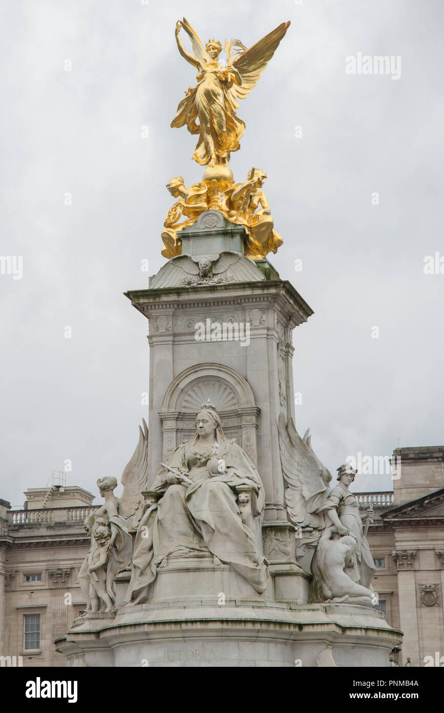 Golden statue victoria memorial hi-res stock photography and images - Alamy