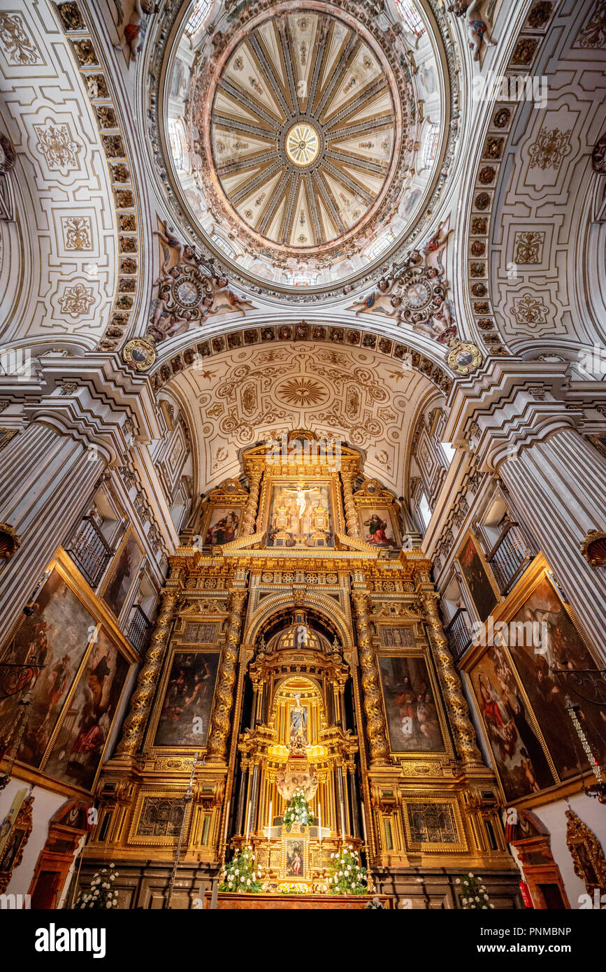 Gold altar hi-res stock photography and images - Alamy