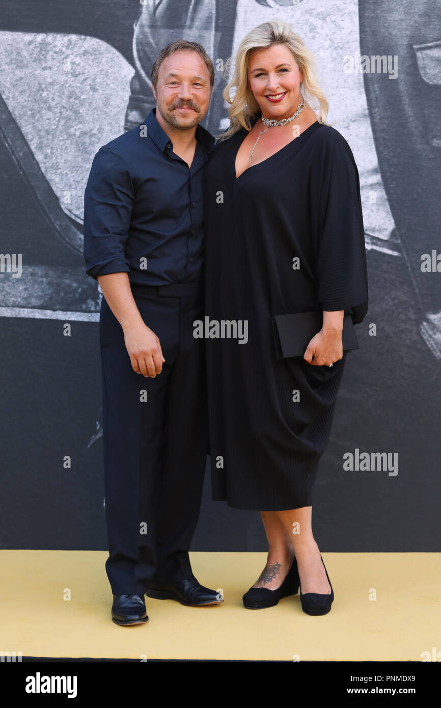 Stephen graham and hannah walters hi-res stock photography and images ...