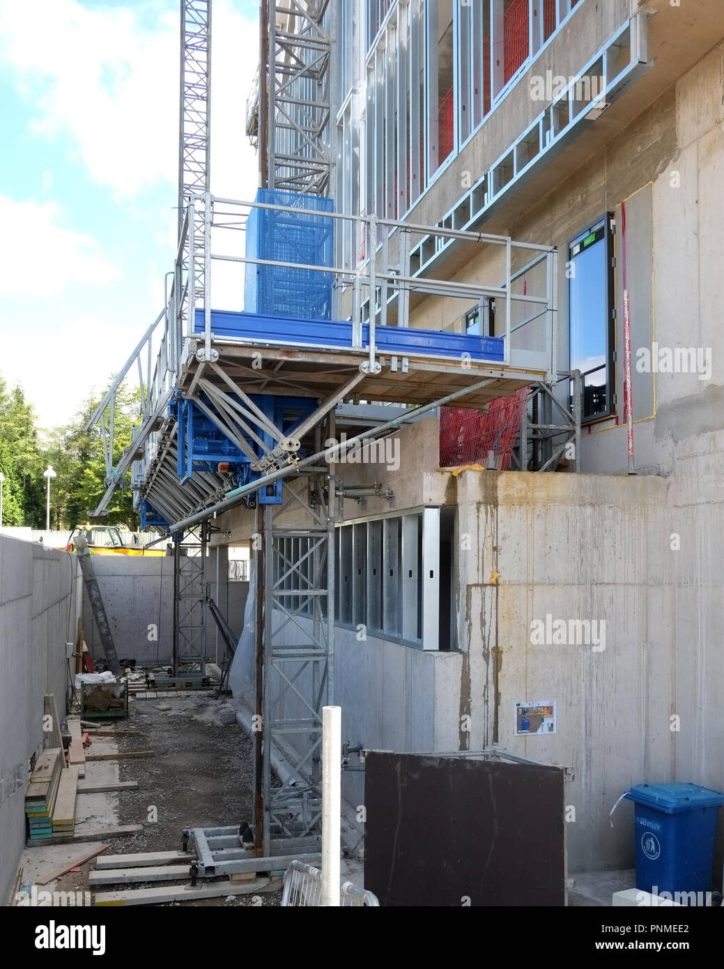 July 2015 - Mast climber to a new building under construction Stock ...
