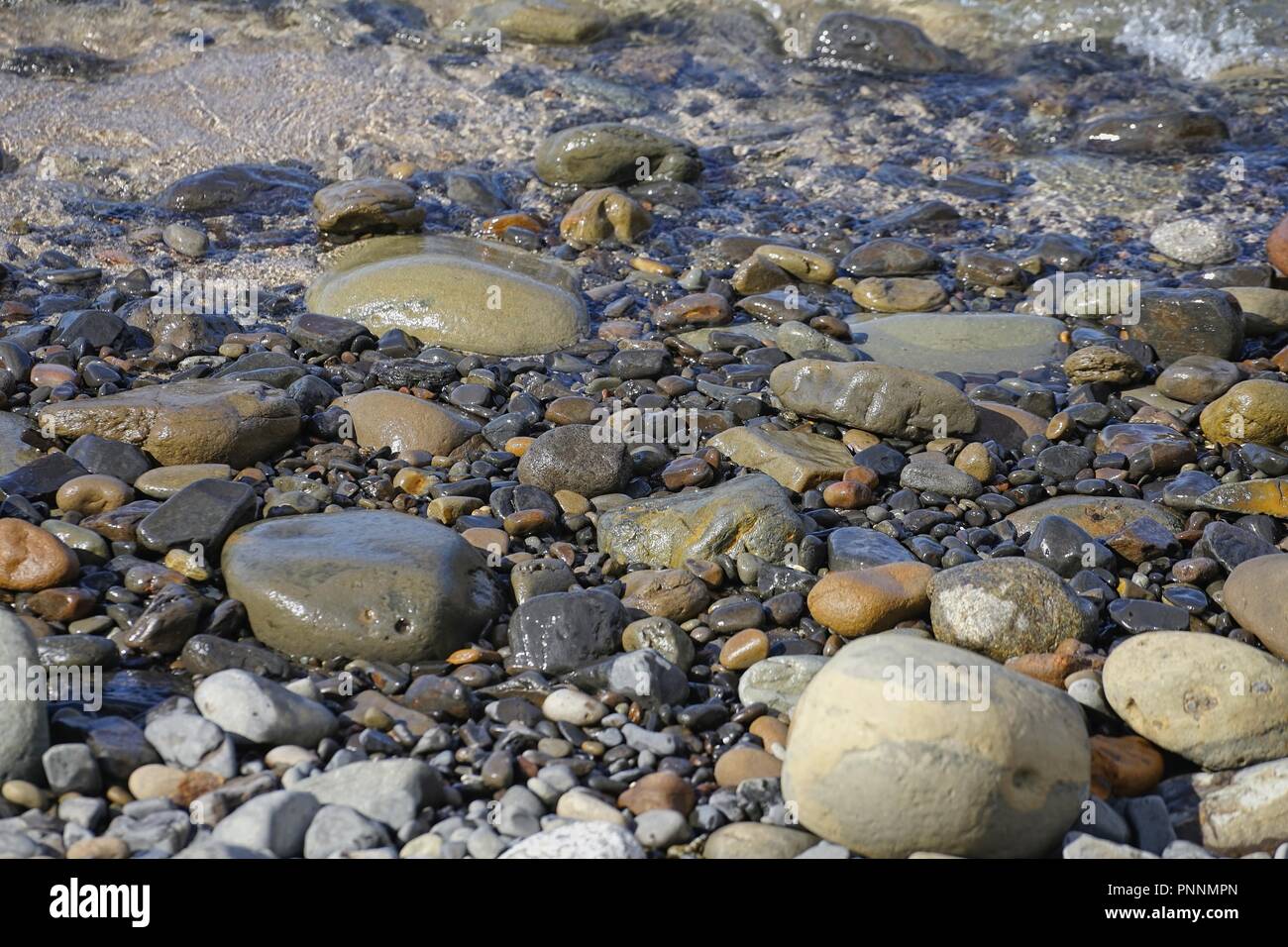 Boulder strewn beach hi-res stock photography and images - Alamy