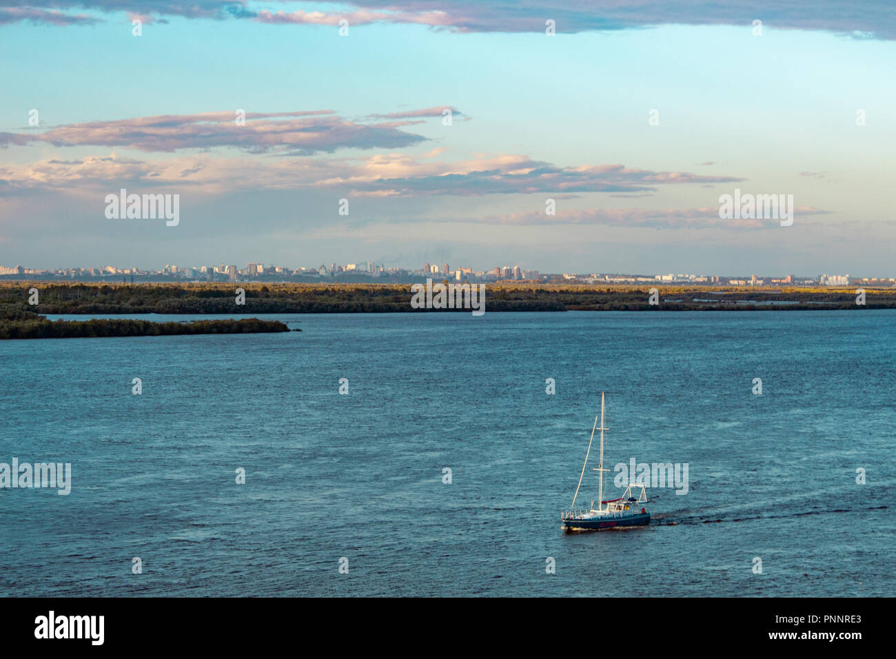 The yacht returns to the pier Stock Photo - Alamy