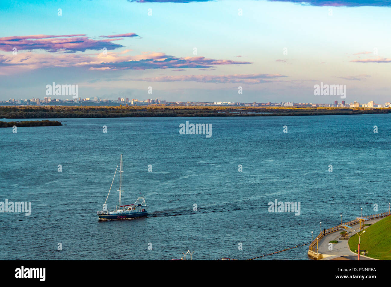 The yacht returns to the pier Stock Photo - Alamy