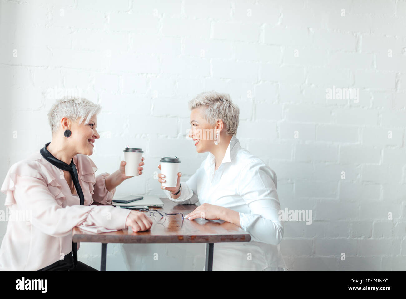 Senior collegues office hi-res stock photography and images - Alamy