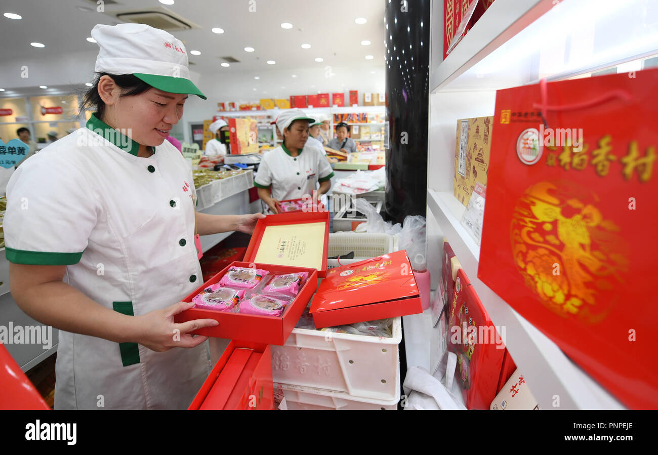 Beijing, China. 21st Sep, 2018. Staff members package mooncakes for ...