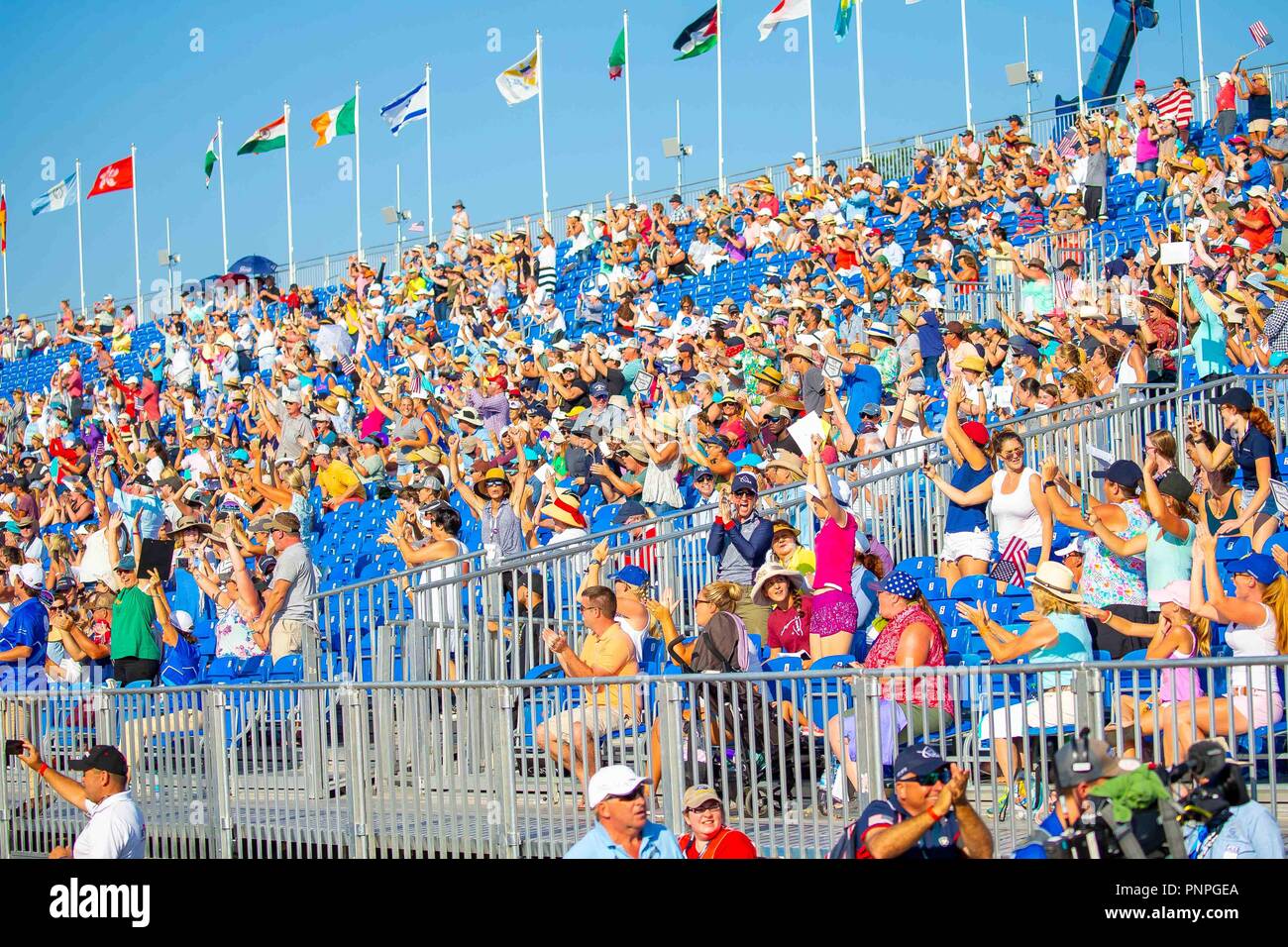 Cheering crowds hi-res stock photography and images - Alamy