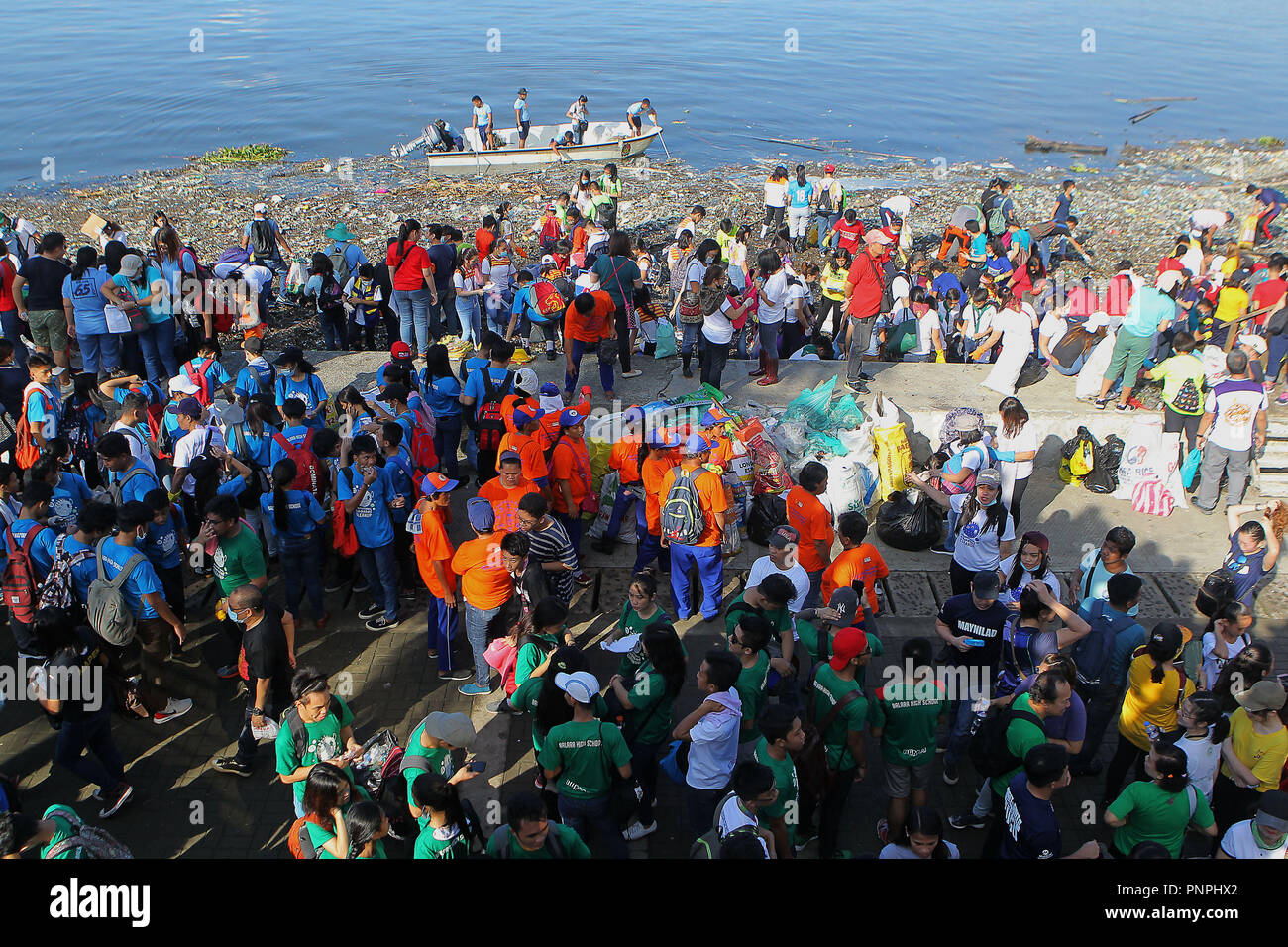 Manila, Philippines. 22nd Sep, 2018. Volunteers collect trash as they ...