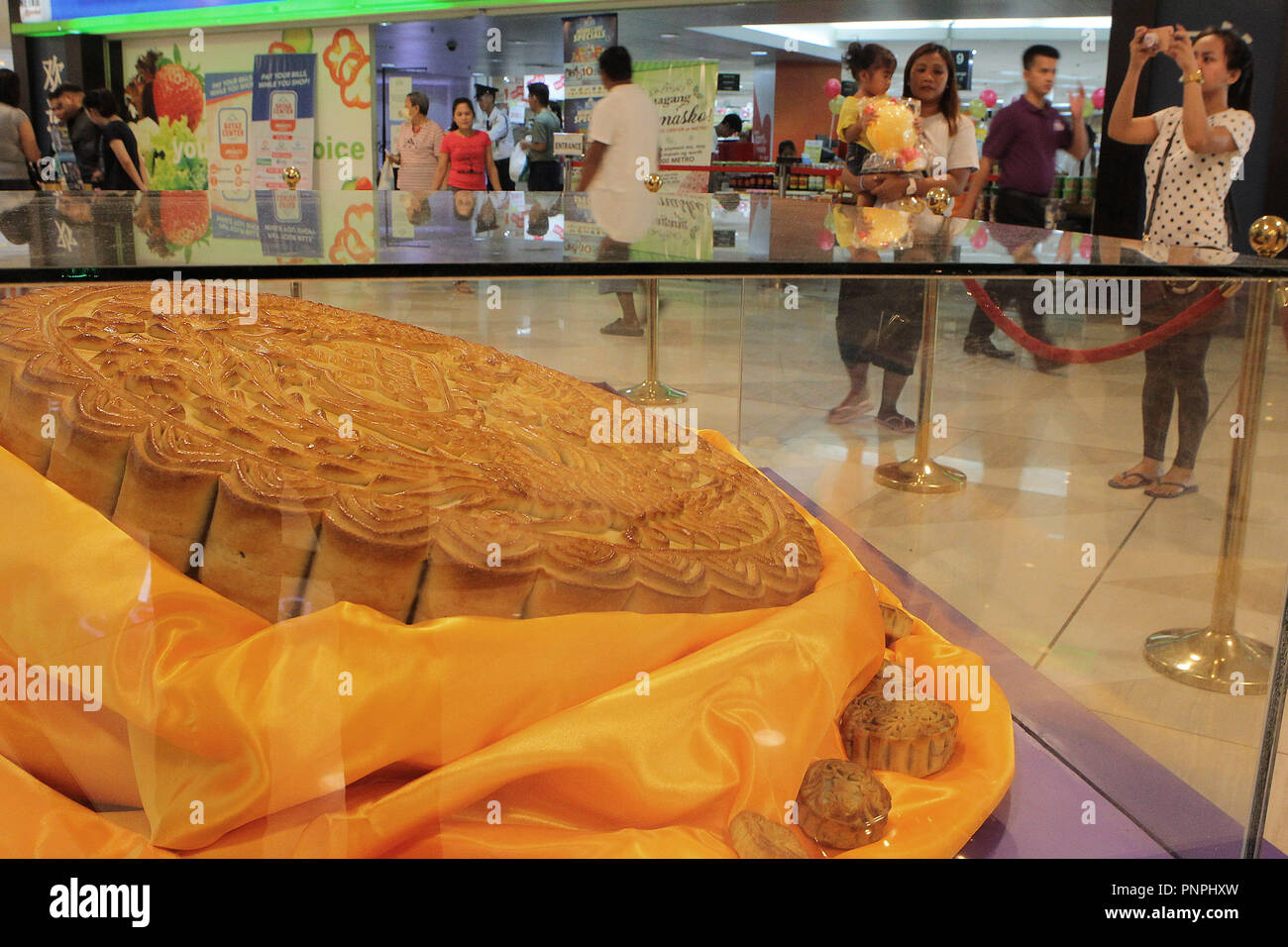 Giant mooncake hi-res stock photography and images - Alamy