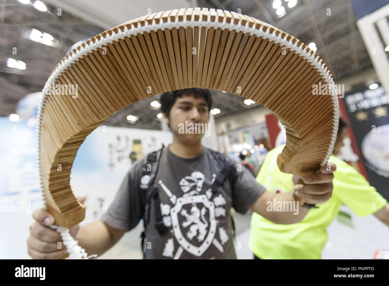 Tokyo, Japan. 22nd Sep, 2018. A visitor plays a Japanese musical ...