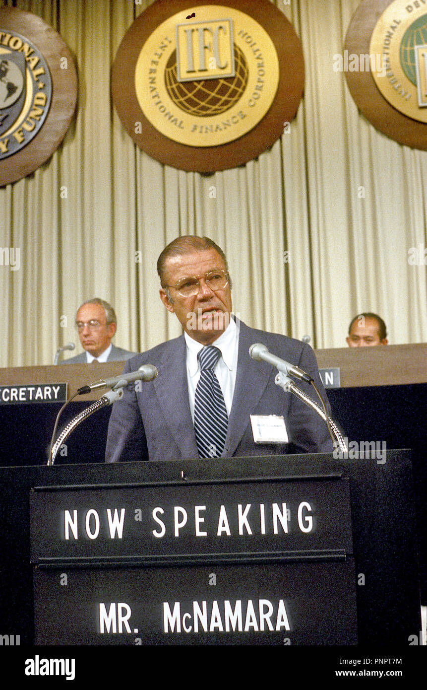 Robert mcnamara vietnam hi-res stock photography and images - Alamy