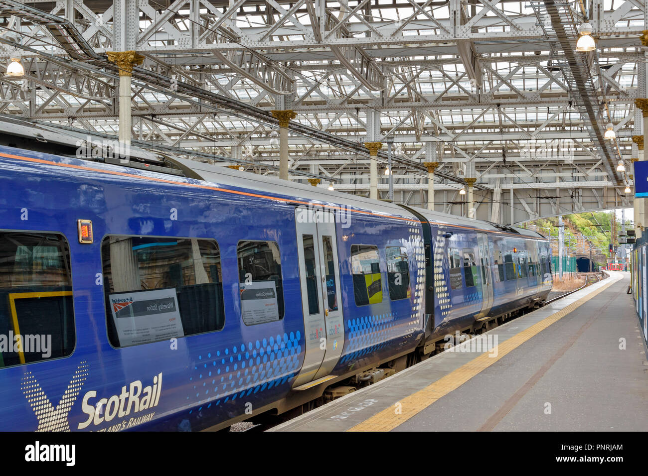 Platform edinburgh waverley station hi-res stock photography and images ...