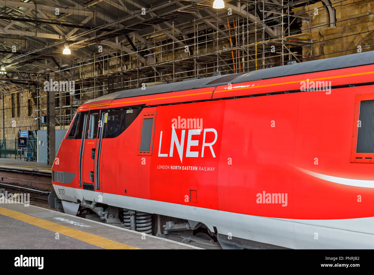 EDINBURGH SCOTLAND WAVERLEY STATION RED AND WHITE LNER TRAIN Stock ...