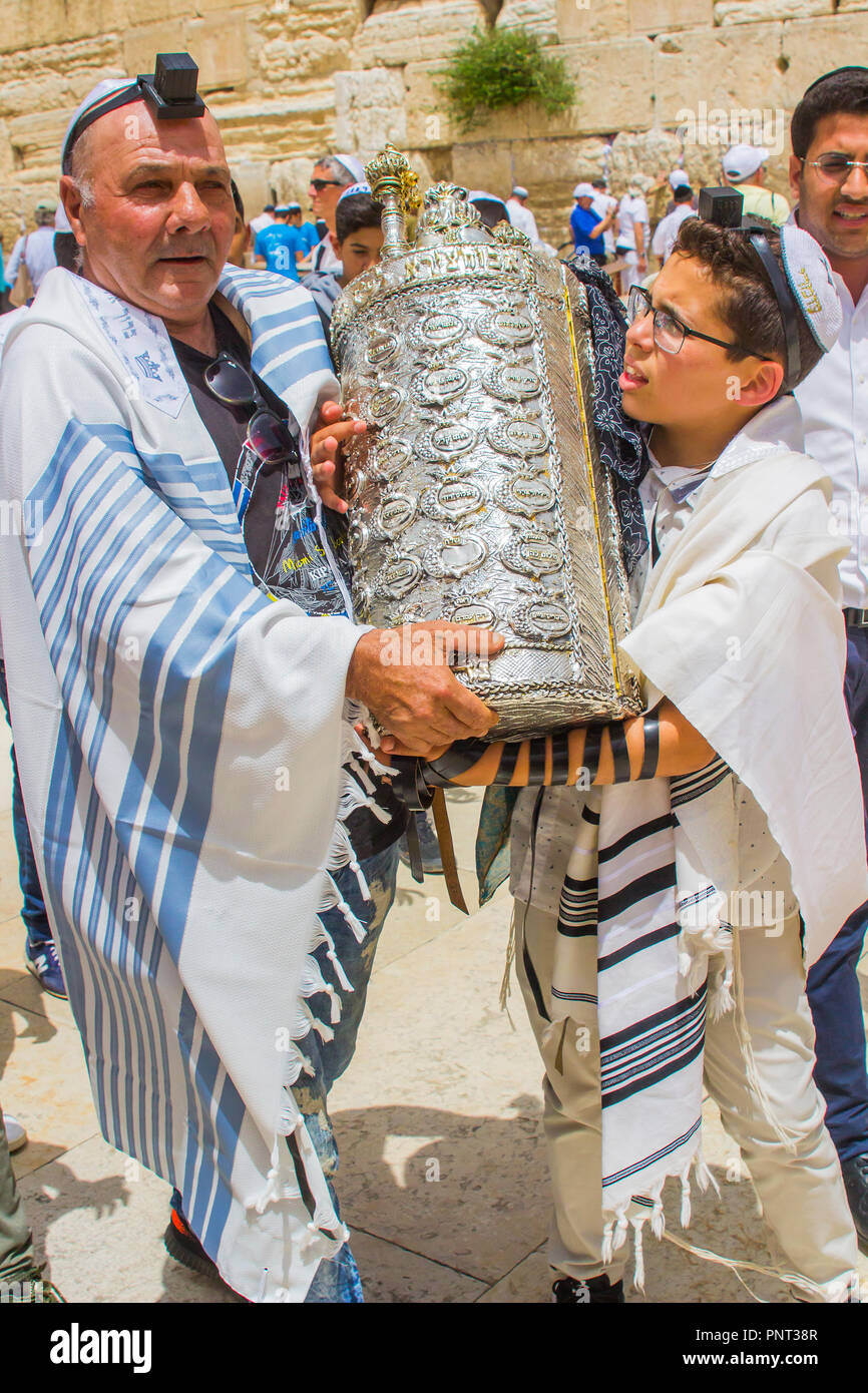 Sefer torah hi-res stock photography and images - Alamy
