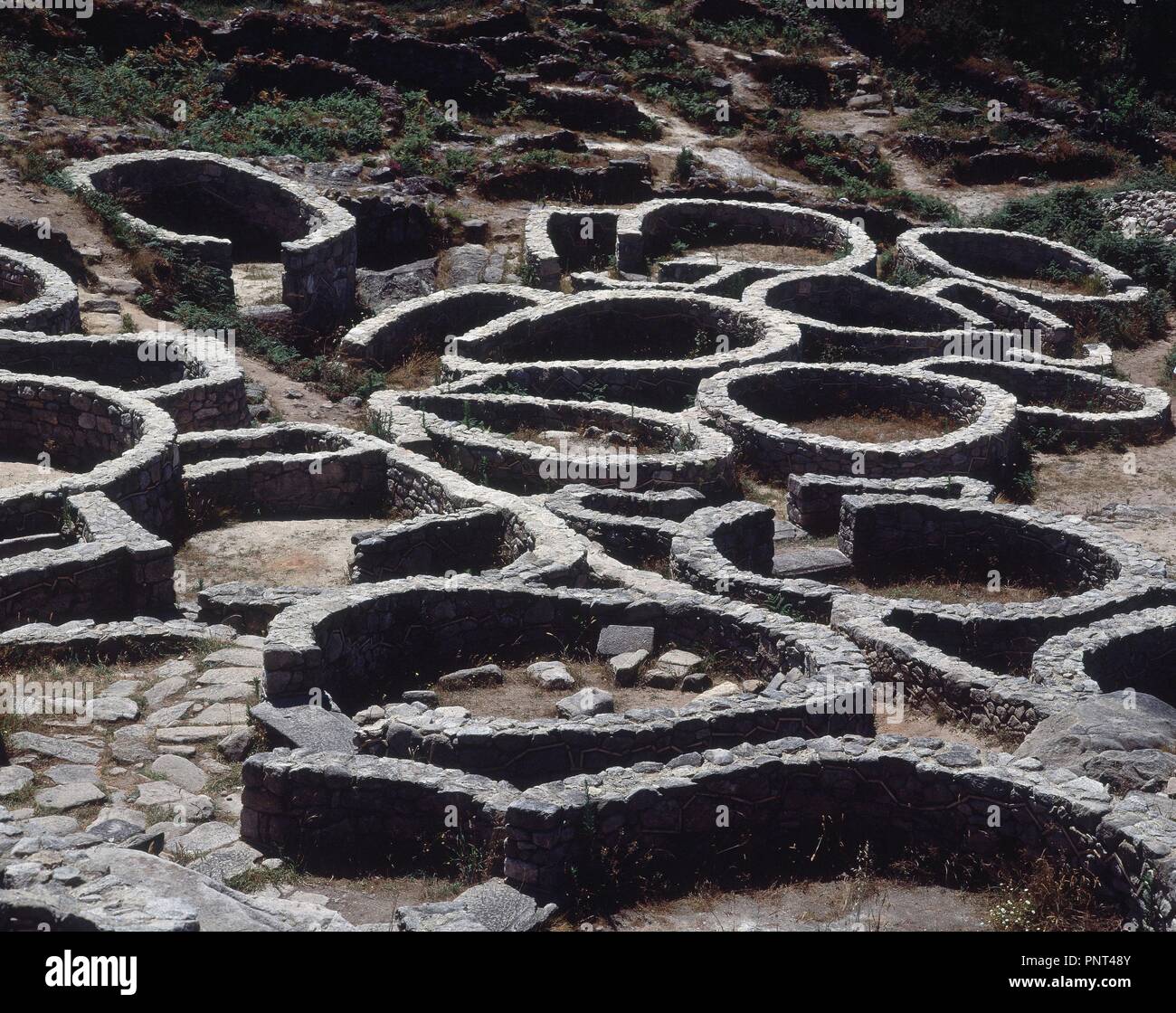 RESTOS DE POBLADO CASTRENSE-S I AC-ARQUITECTURA CELTA-EDAD DEL HIERRO. Location: MONTE DE SANTA ...
