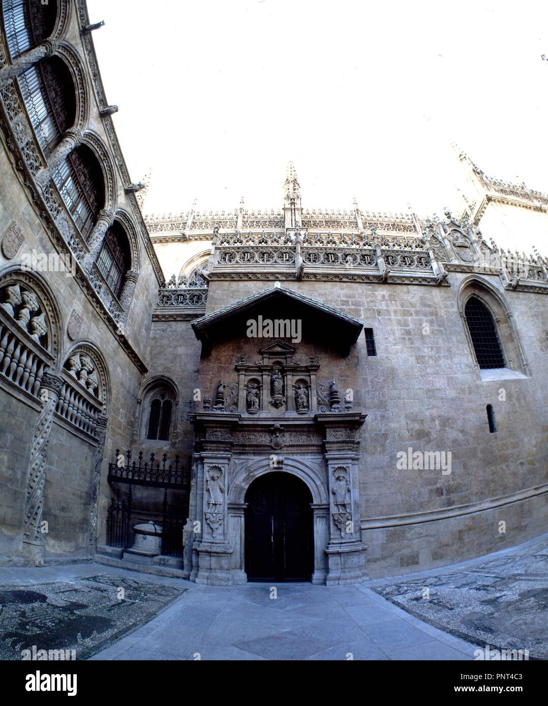 PORTADA DE LA CAPILLA REAL DE GRANADA DE LA CALLE OFICIOS - 1526 ...