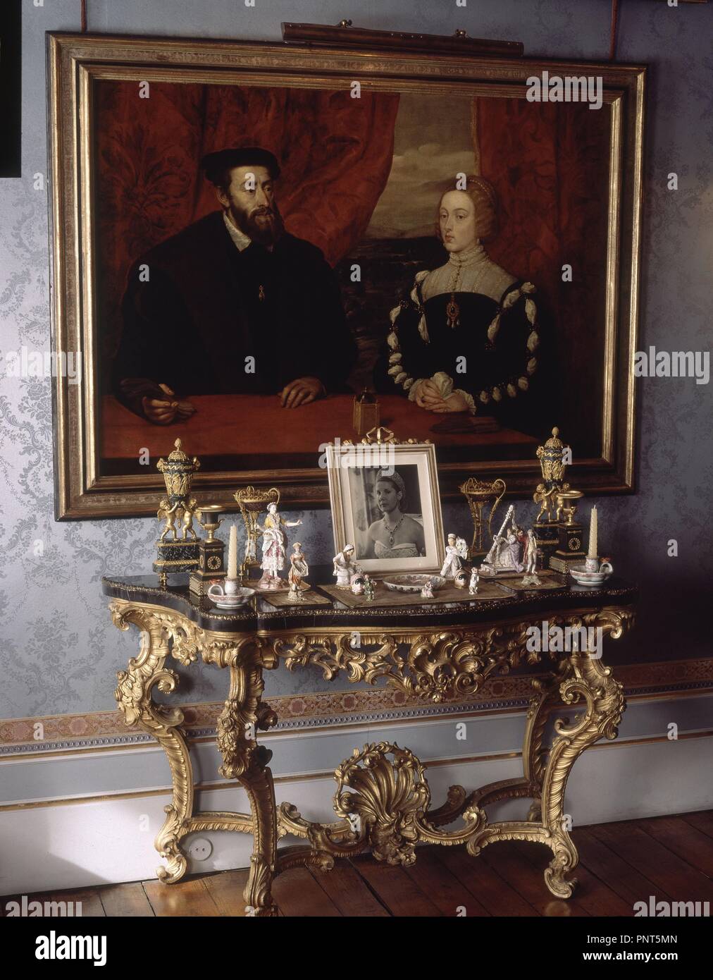 INTERIOR - SALON EN LA PLANTA NOBLE DEL PALACIO - DET DE UNA MESA CON ...