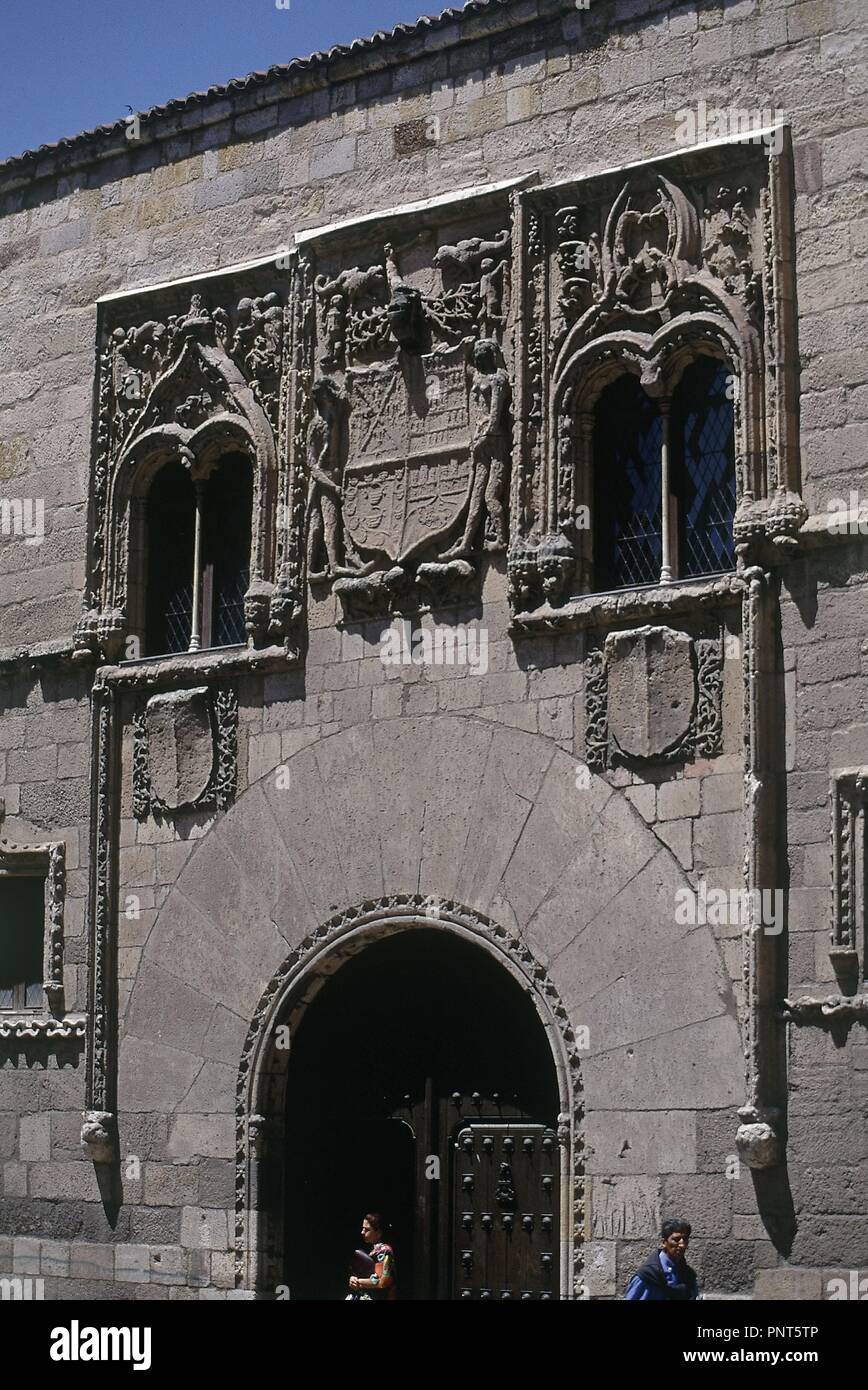 PORTADA DEL PALACIO DE LOS MOMOS - S XVI - GOTICO FLORIDO. Location ...