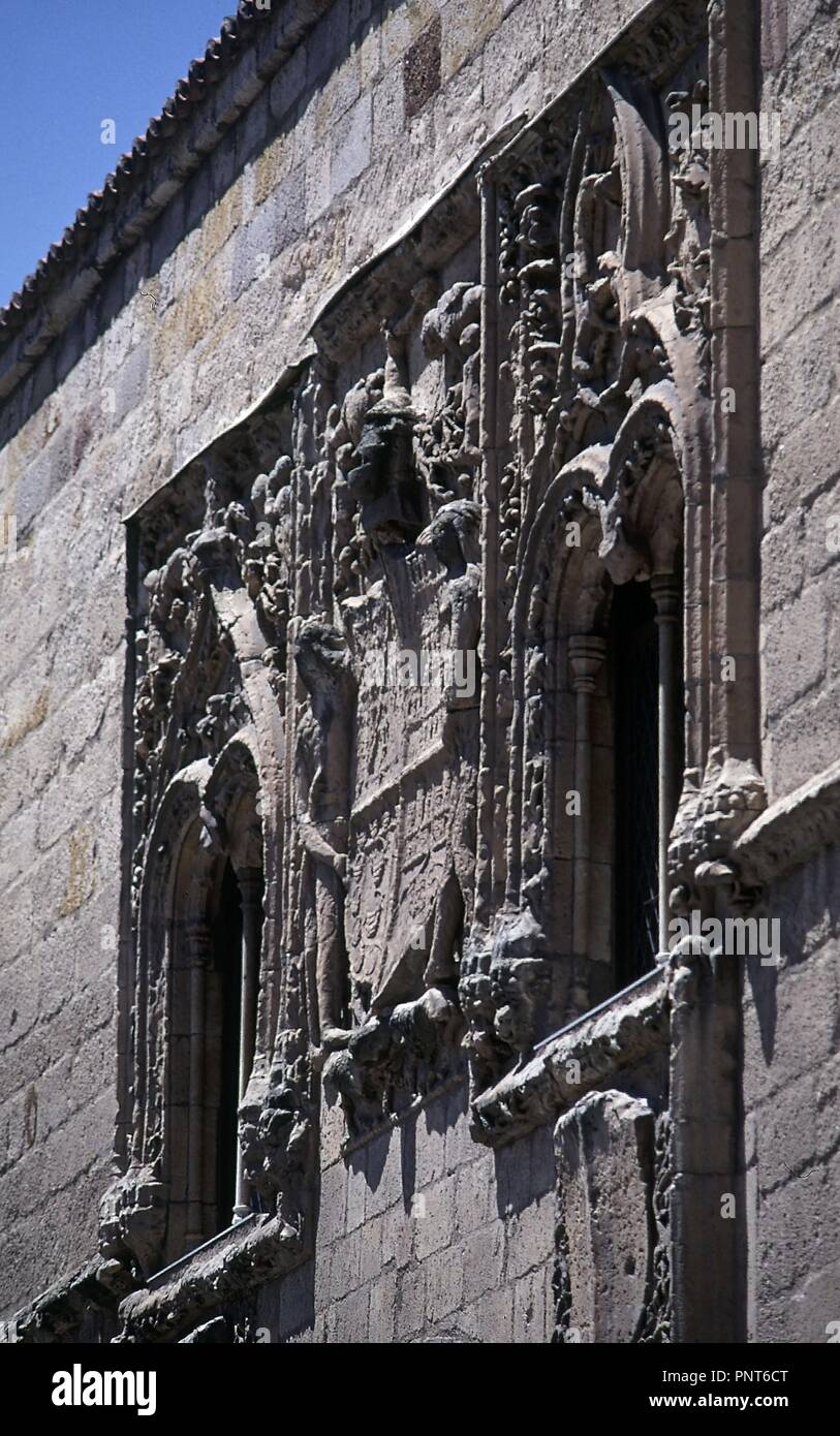 DETALLE DE LA PORTADA DEL PALACIO DE LOS MOMOS - S XVI - GOTICO FLORIDO ...