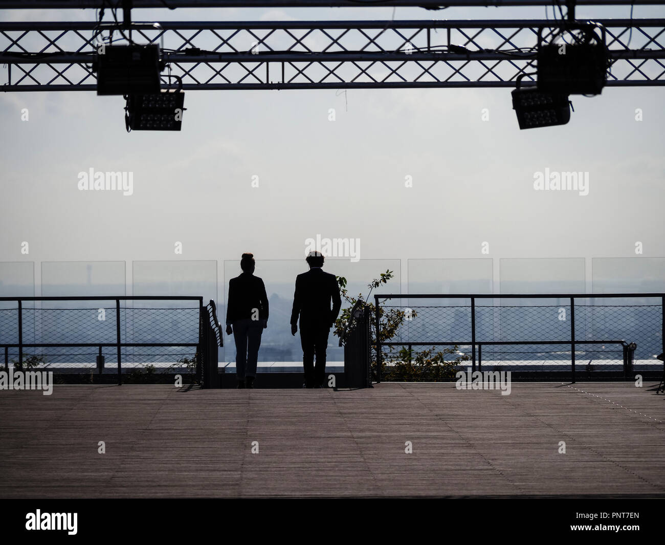Paris la defense couple hi-res stock photography and images - Alamy