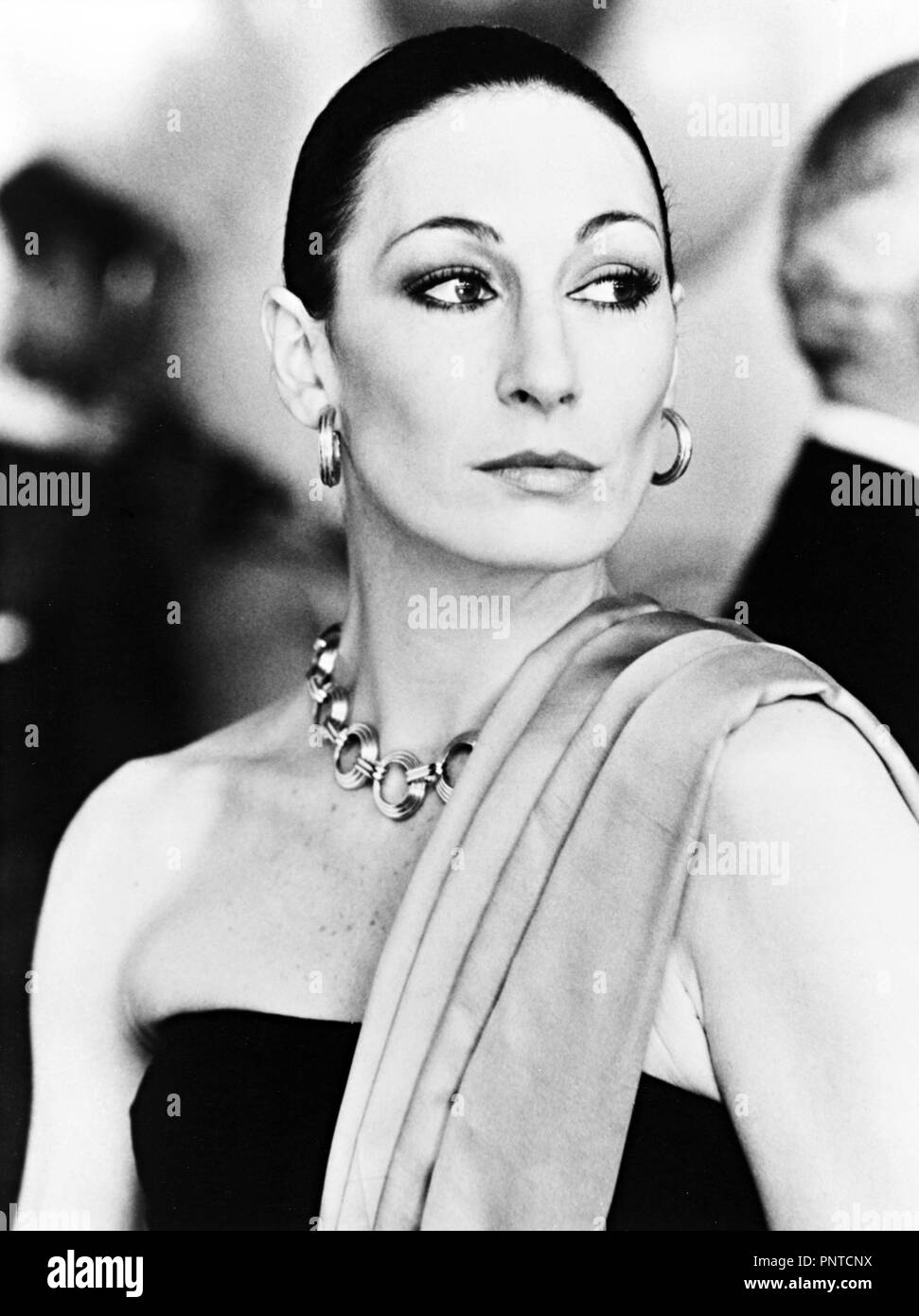Anjelica huston prizzi's honor hi-res stock photography and images - Alamy