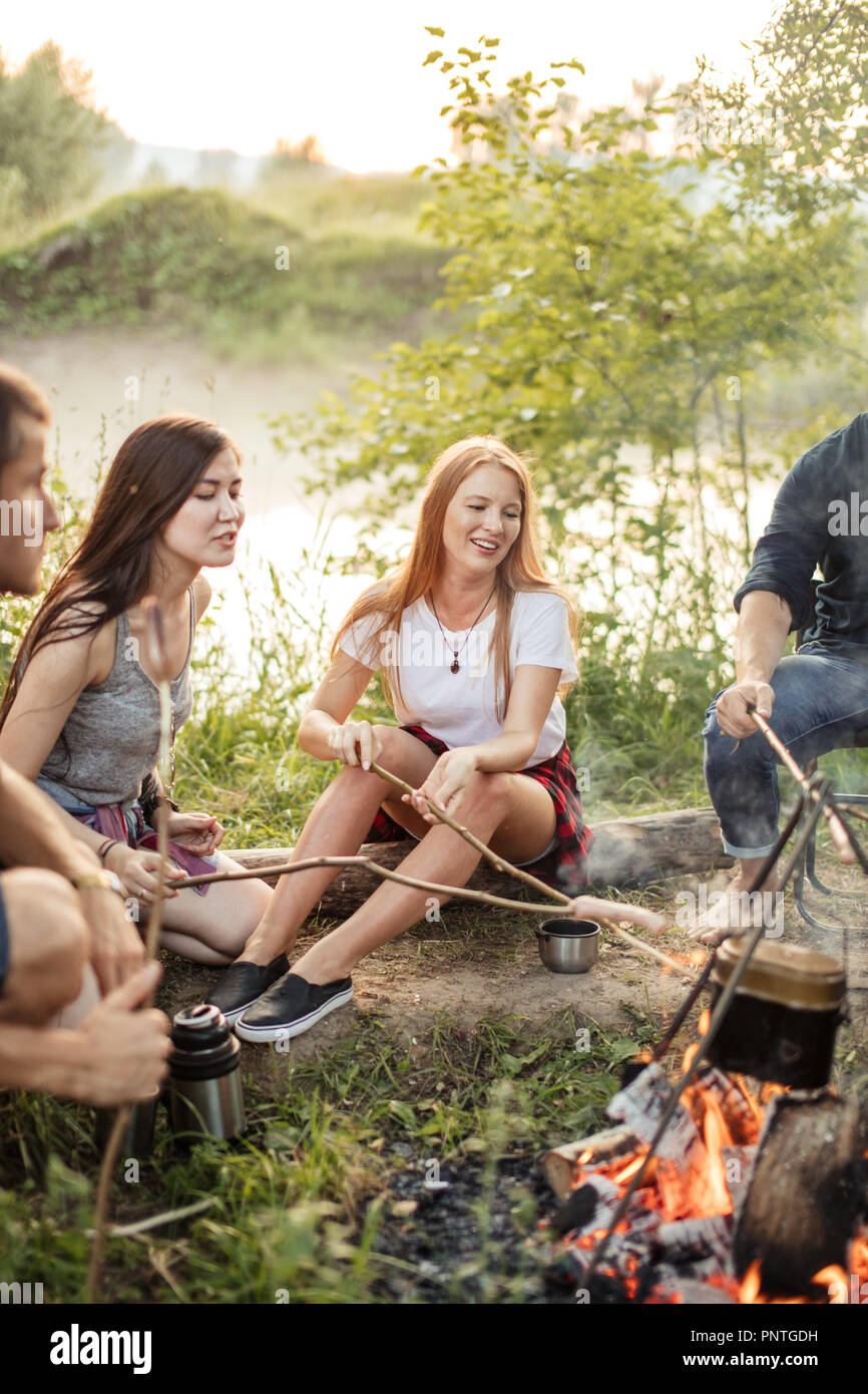 Friends around bonfire hi-res stock photography and images - Alamy