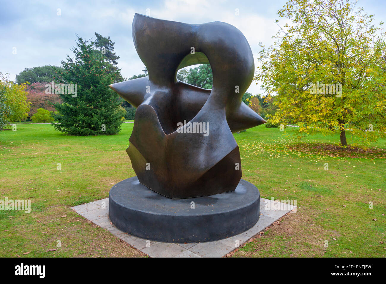 Henry moore sculptures hi-res stock photography and images - Alamy