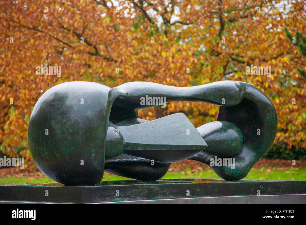 Henry moore london hi-res stock photography and images - Alamy