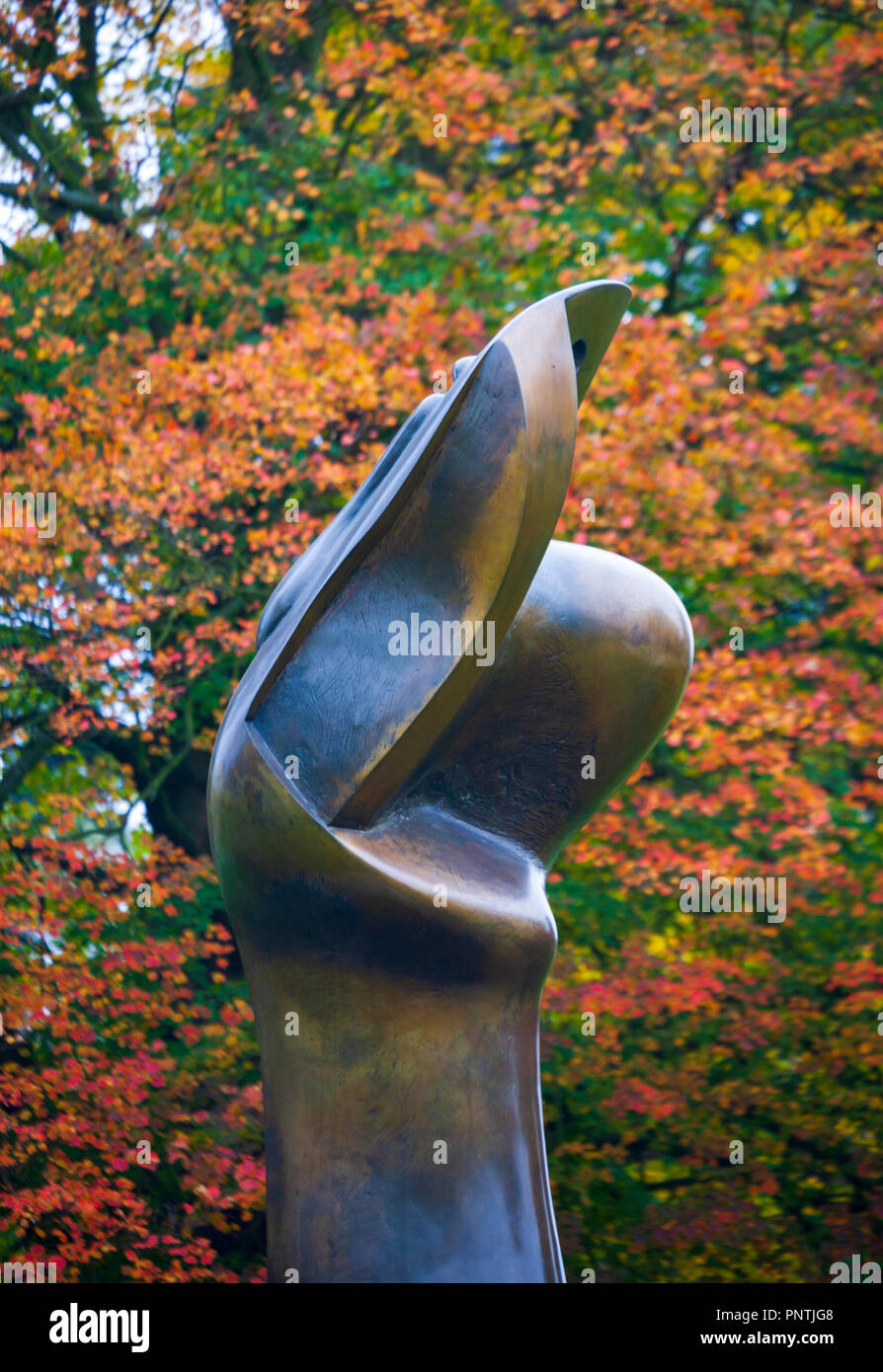 Henry moore london hi-res stock photography and images - Alamy