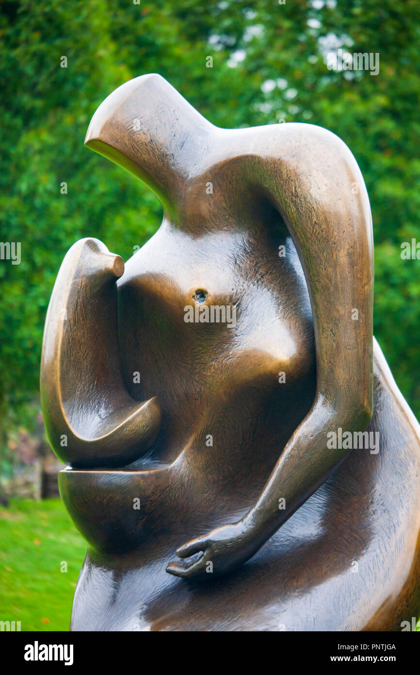 Henry moore london hi-res stock photography and images - Alamy