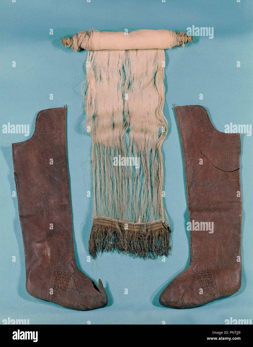 BOTAS Y TURBANTE BOABDIL (1459/1528). Location: ALCAZAR / MUSEO DEL ...