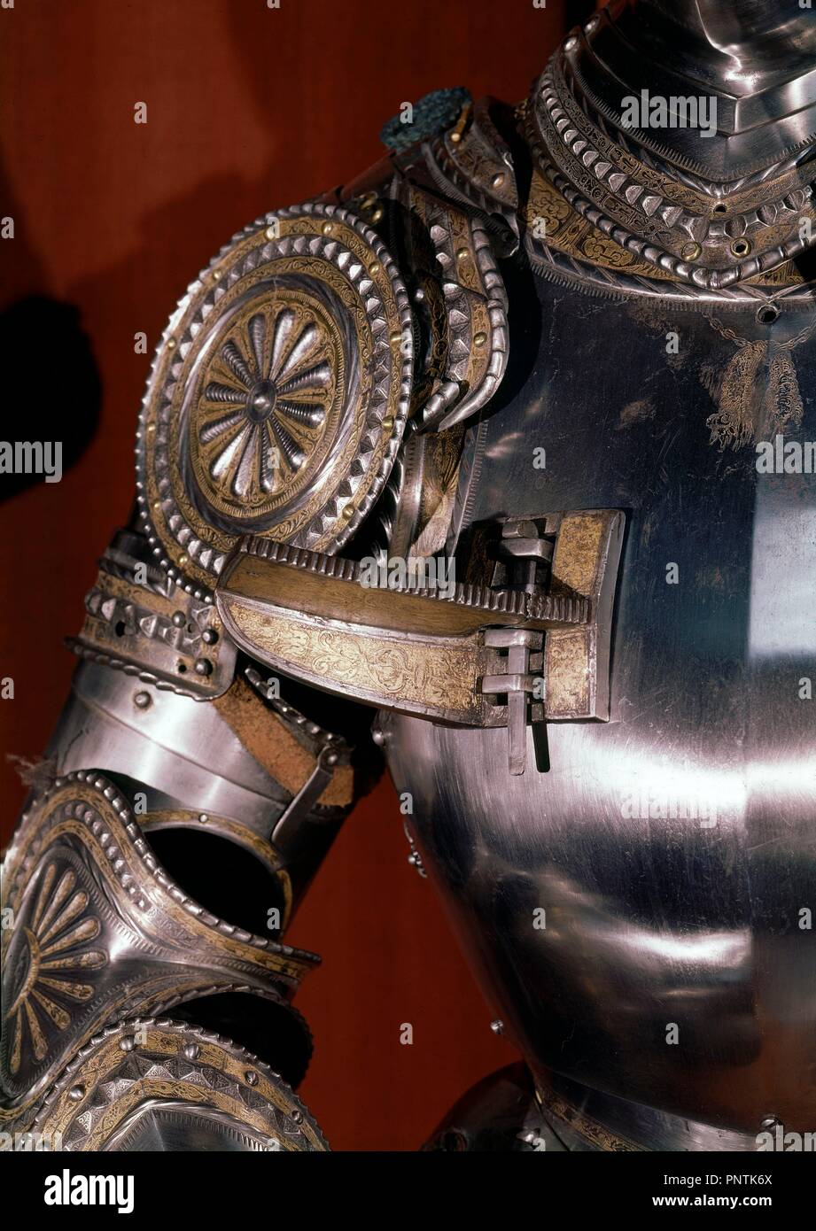 DETALLE- RISTRE EN LA PARTE DERECHA DE LA ARMADURA DE CARLOS V - SIGLO ...