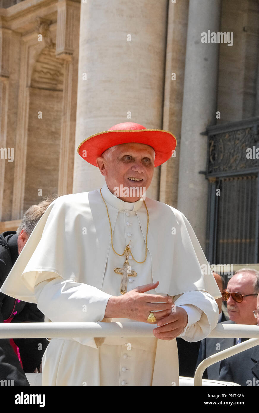 Pope benedict xvi bless hi-res stock photography and images - Alamy