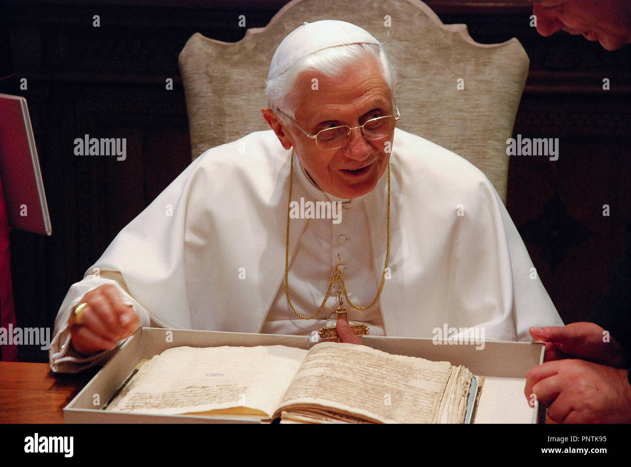 Pope Benedict XVi VISIT TO THE VATICAN APOSTOLIC LIBRARY AND THE ...