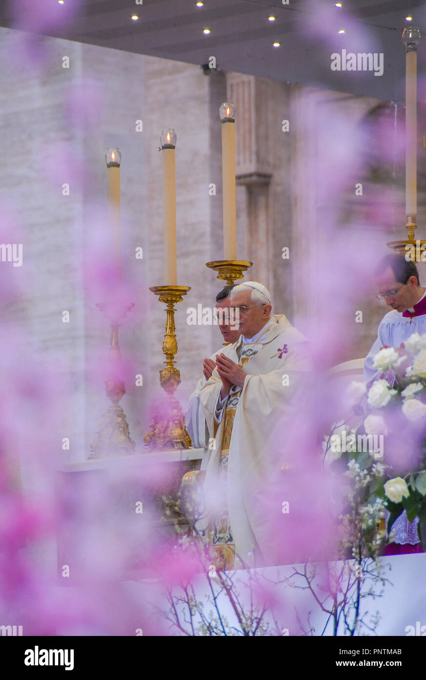 Holy mass in the lords dinner hi-res stock photography and images - Alamy