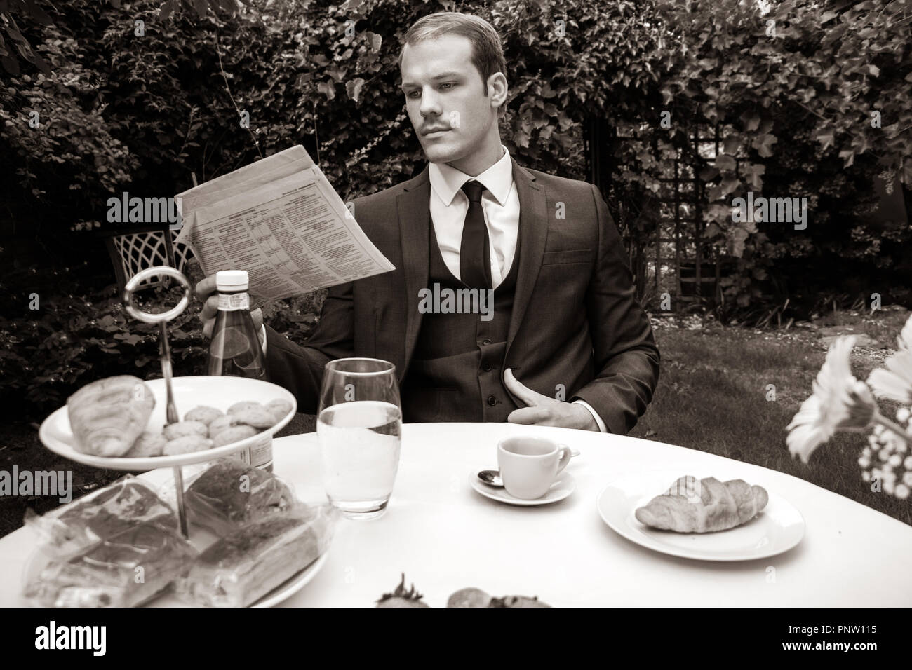 Paris cafe 1950s hi-res stock photography and images - Alamy
