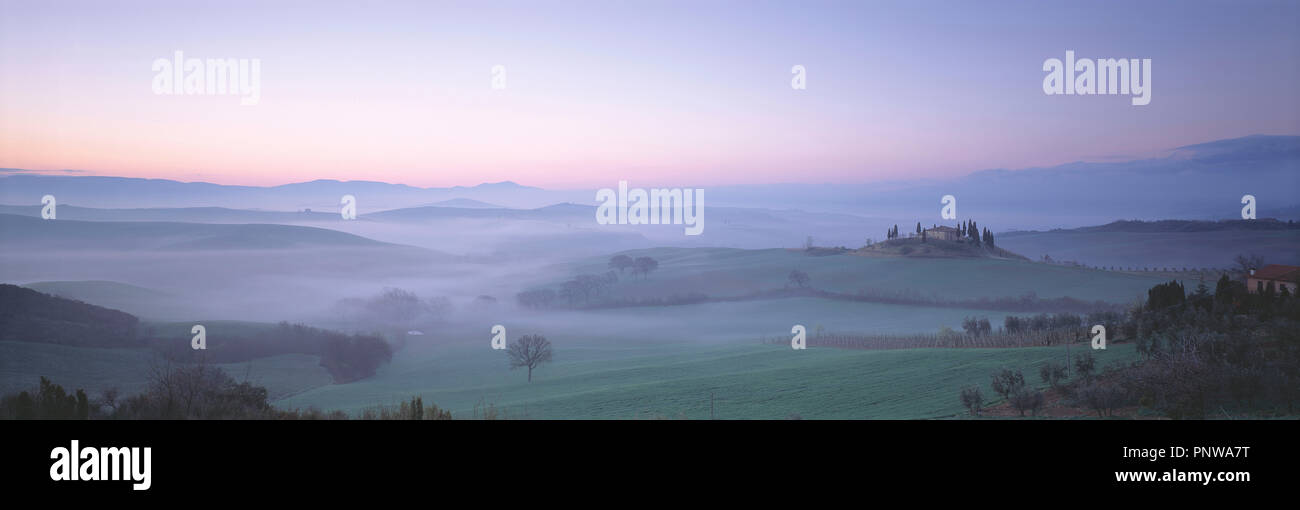 Tuscany hilltop villa italy hi-res stock photography and images - Alamy