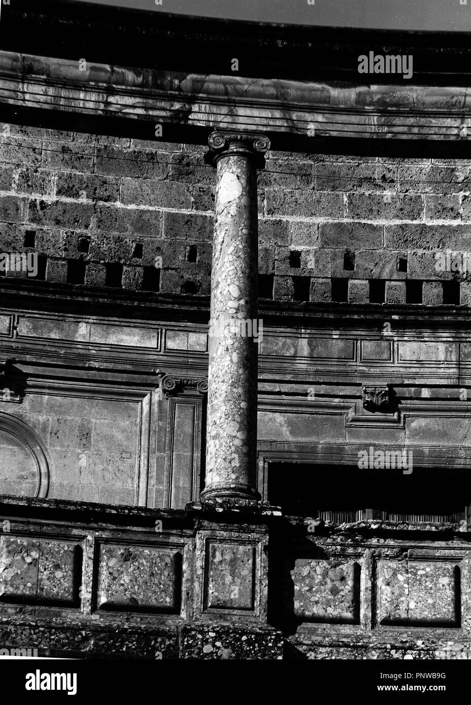 Columna jónica hi-res stock photography and images - Alamy