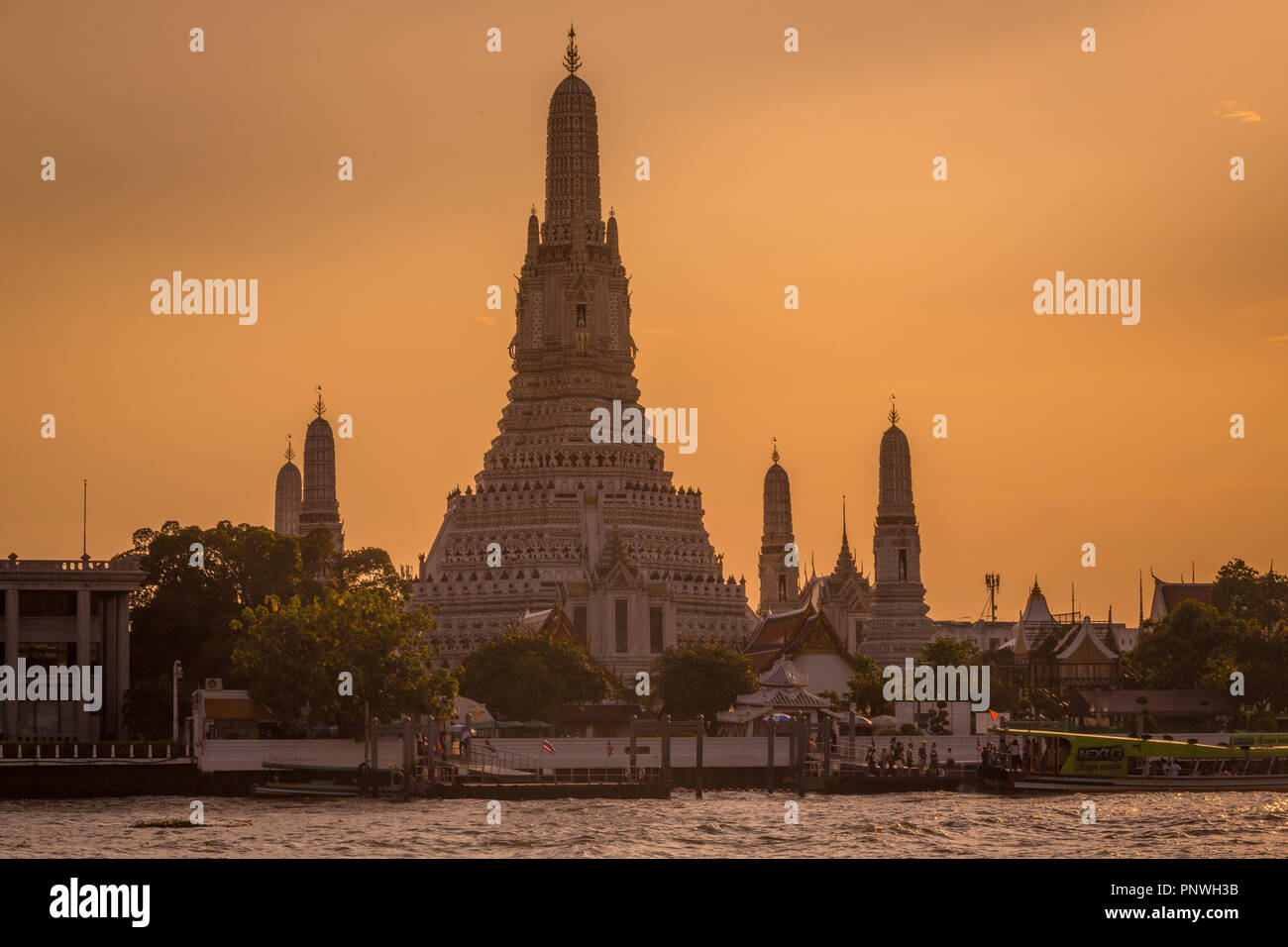 Wat arun night view hi-res stock photography and images - Alamy