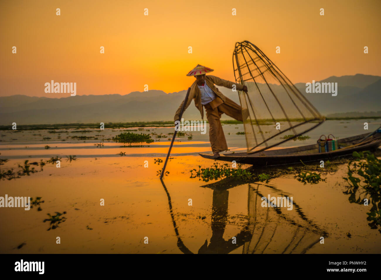 Intha leg rowing fishermen sunset hi-res stock photography and images ...