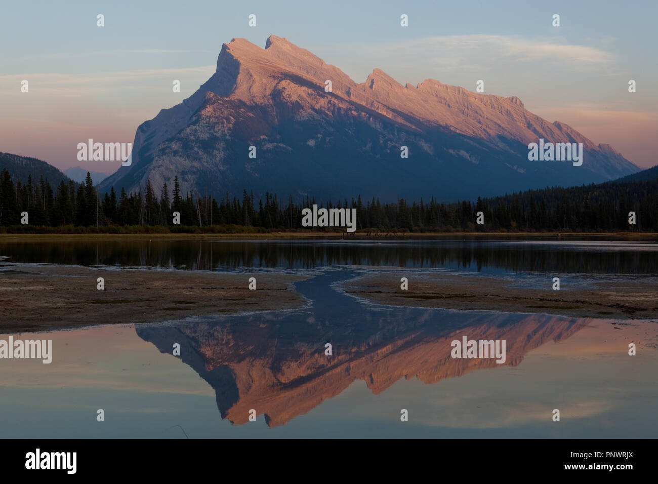 Minnewanka loop hi-res stock photography and images - Alamy