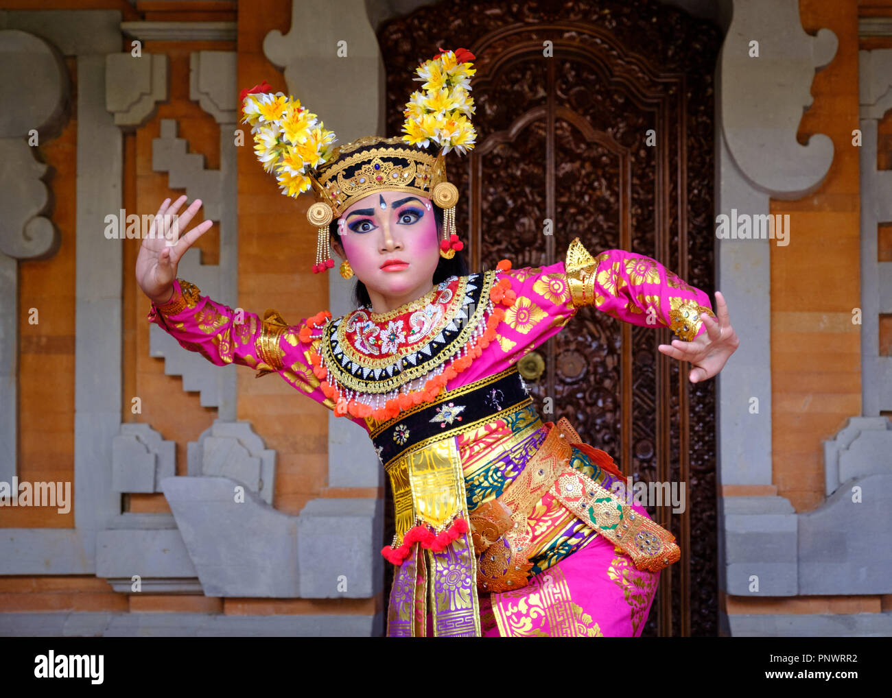 A young girl performs a traditional Balinese dance Stock Photo - Alamy