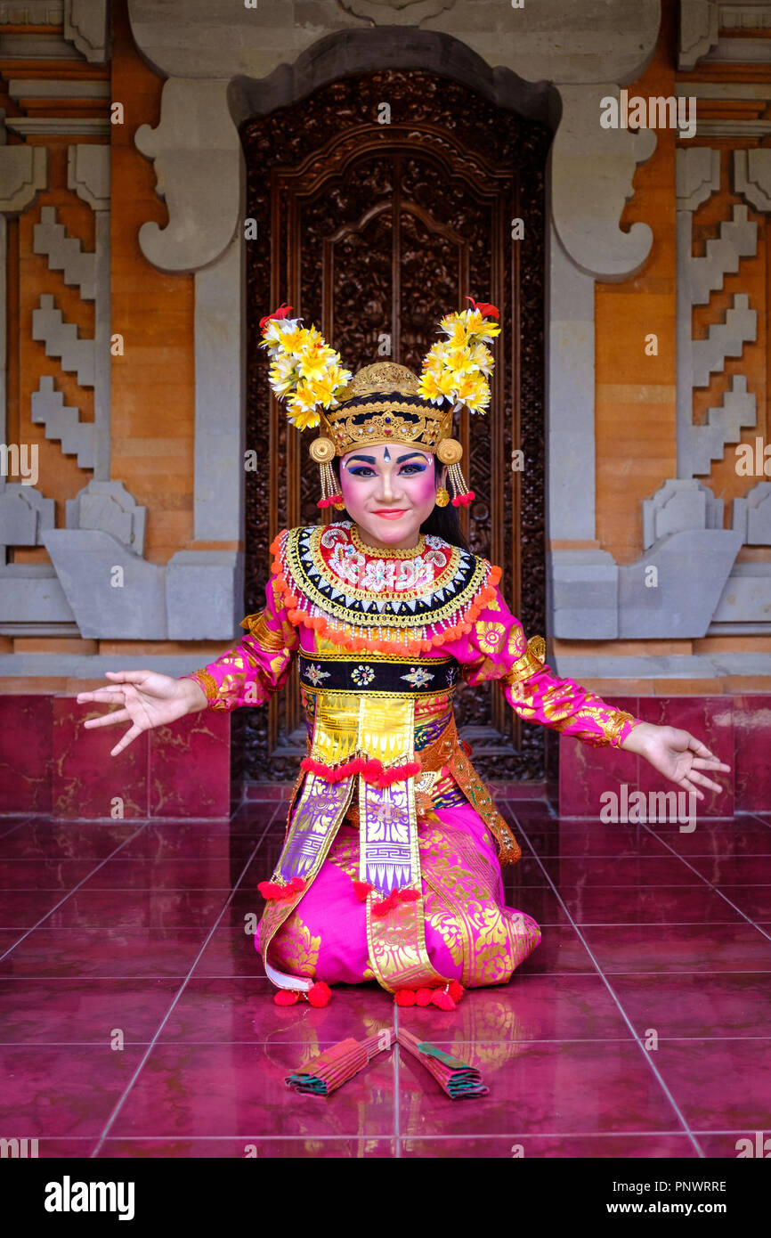 A young girl performs a traditional Balinese dance Stock Photo - Alamy