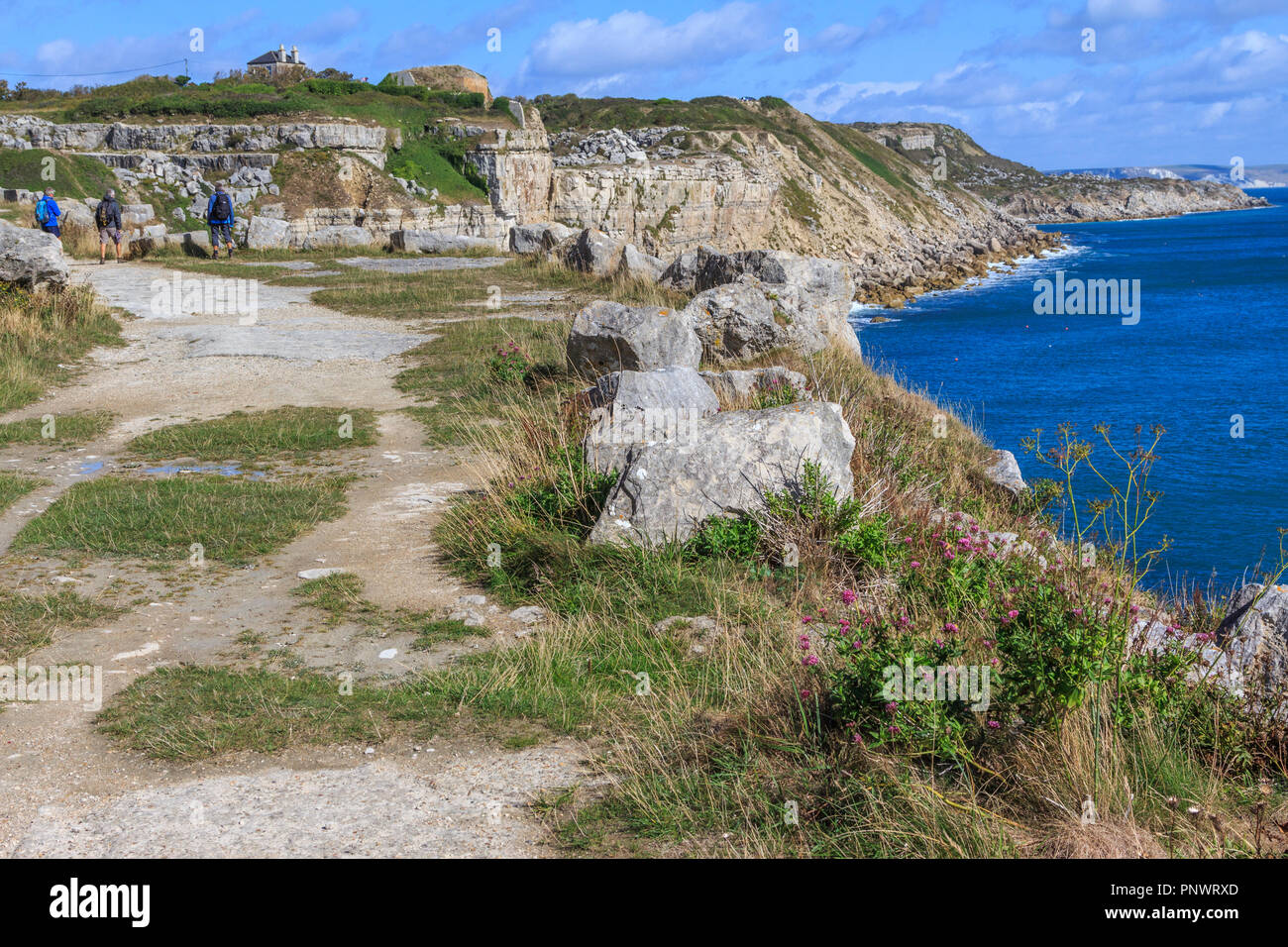 Houses on top of steep cliff hi-res stock photography and images - Alamy